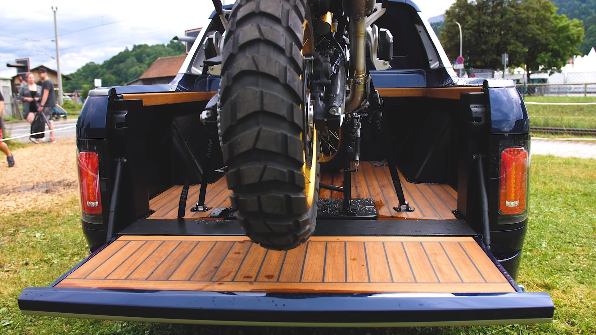 BMW Made an X7 Pick-up Truck For Carrying Motorcycles - Biker Digital